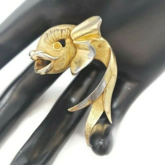 Unbranded | Jewelry | Koi Fish Gold Tone Vintage Brooch Pin Has Wear ...